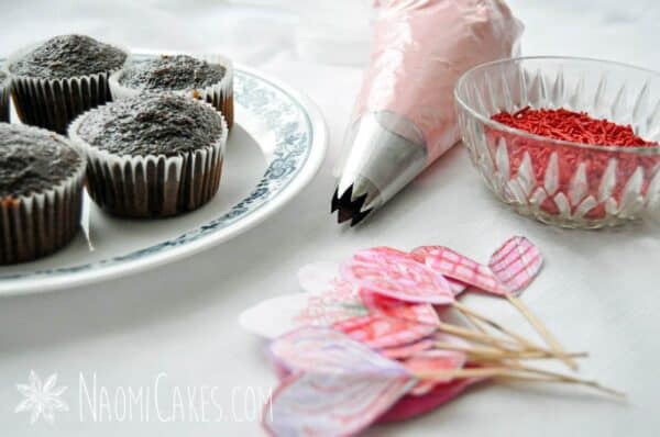 Valentine's Day Craft for Kids: Cupcake Valentines [Tutorial] - NaomiCakes