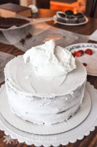 How to Frost a Cake with Buttercream (Smooth Finish) [Tutorial ...