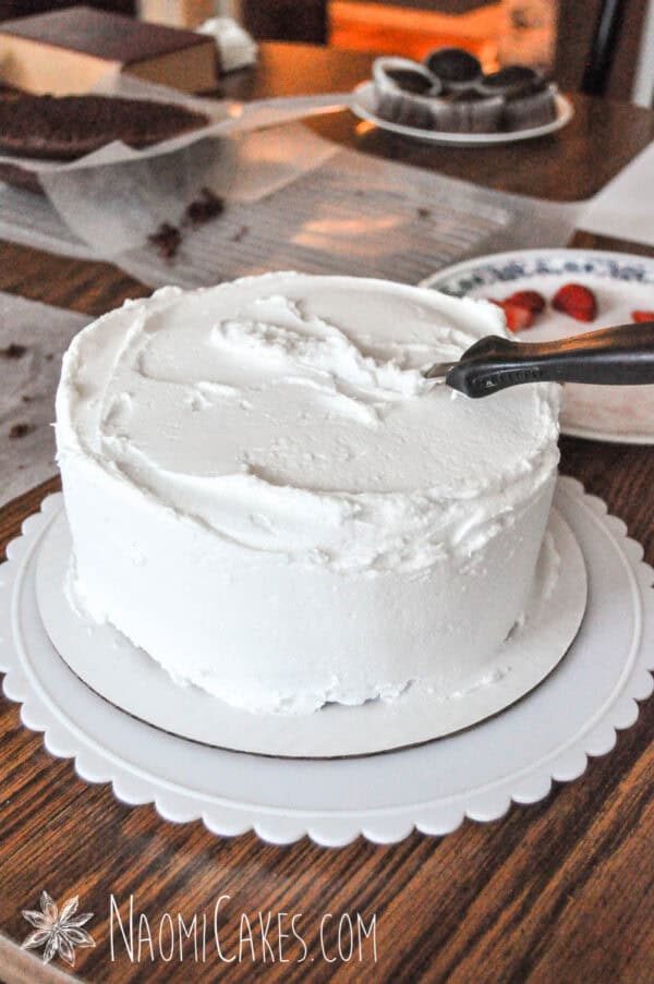 How to Frost a Cake with Buttercream (Smooth Finish) [Tutorial ...