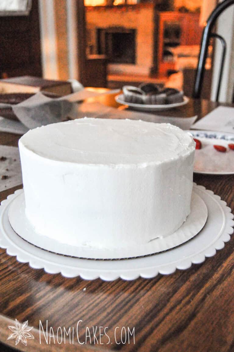 How to Frost a Cake with Buttercream (Smooth Finish) [Tutorial ...