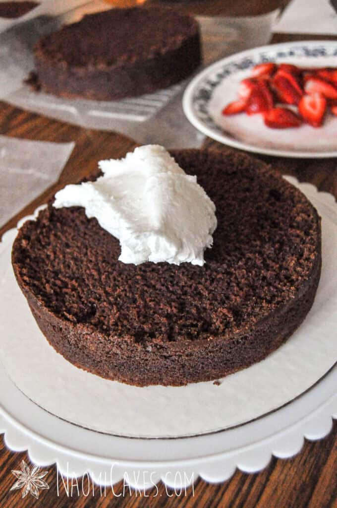 How to Frost a Cake with Buttercream (Smooth Finish) [Tutorial ...