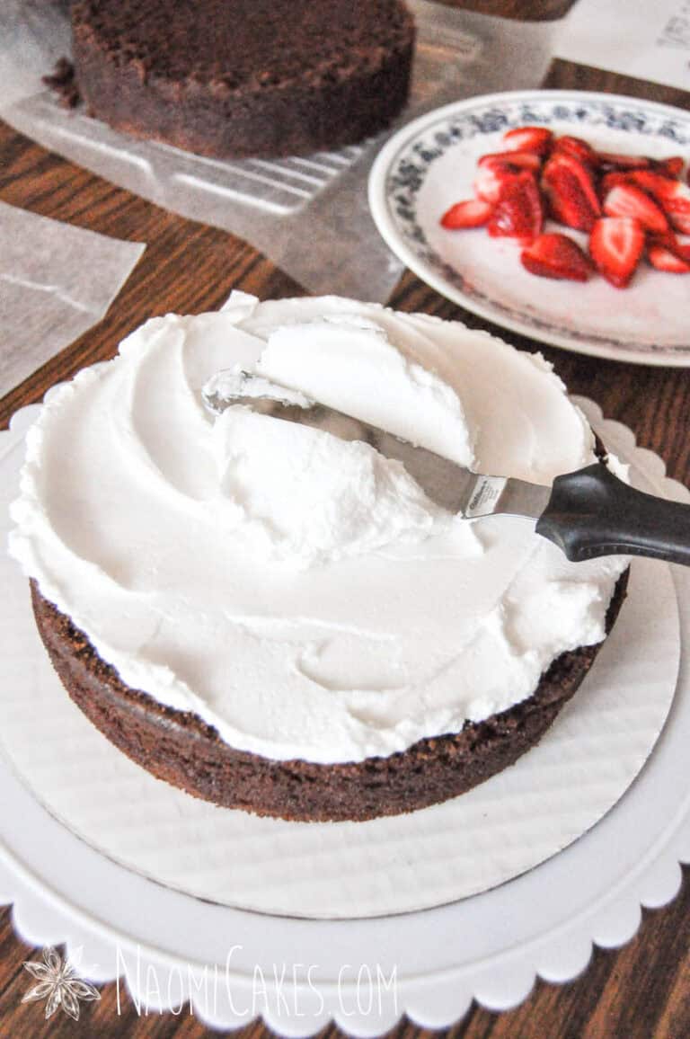 How to Frost a Cake with Buttercream (Smooth Finish) [Tutorial ...