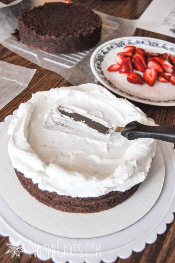 How to Frost a Cake with Buttercream (Smooth Finish) [Tutorial ...