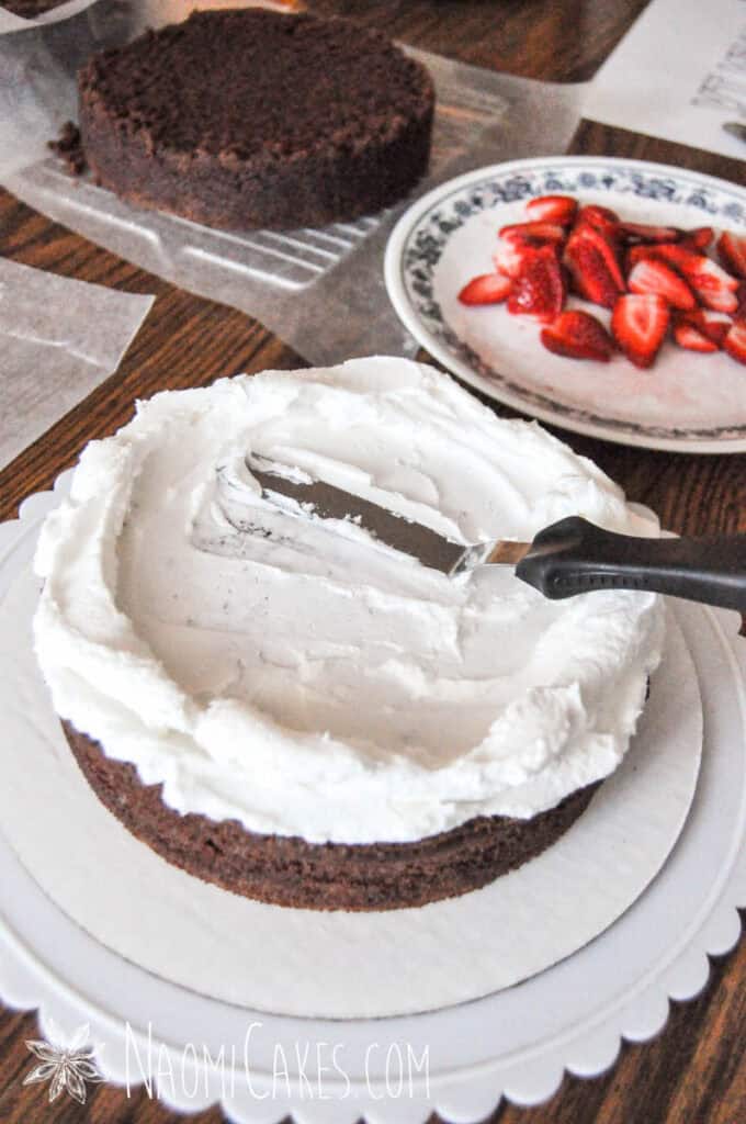 How to Frost a Cake with Buttercream (Smooth Finish) [Tutorial ...
