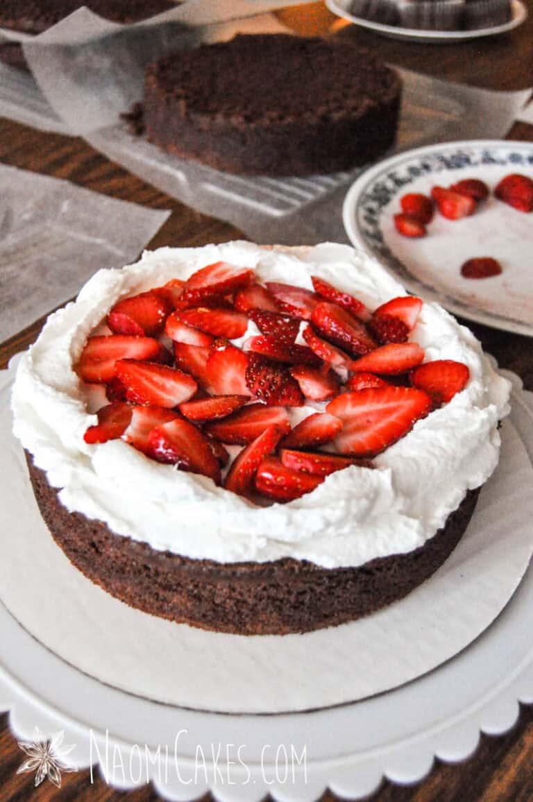 How to Frost a Cake with Buttercream (Smooth Finish) [Tutorial ...