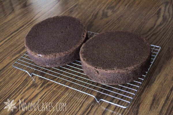 How to Frost a Cake with Buttercream (Smooth Finish) [Tutorial ...