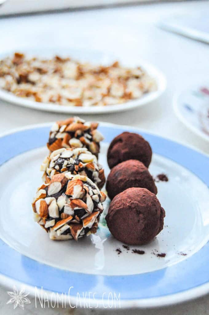 Easy Dark Chocolate Truffles [Recipe] - NaomiCakes