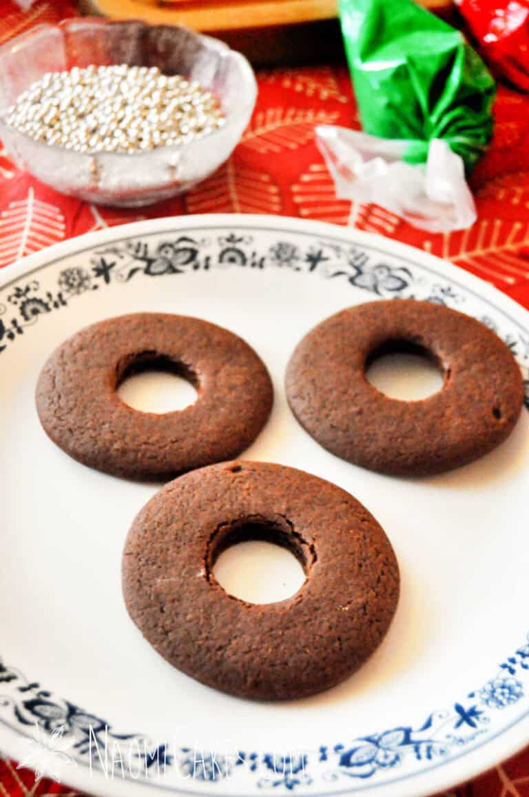Easy Gingerbread Wreath Cookies [Tutorial] - NaomiCakes
