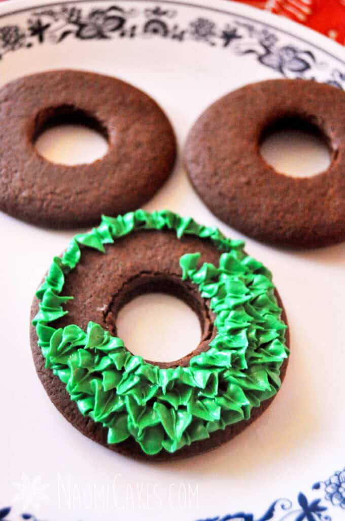 Easy Gingerbread Wreath Cookies [Tutorial] - NaomiCakes