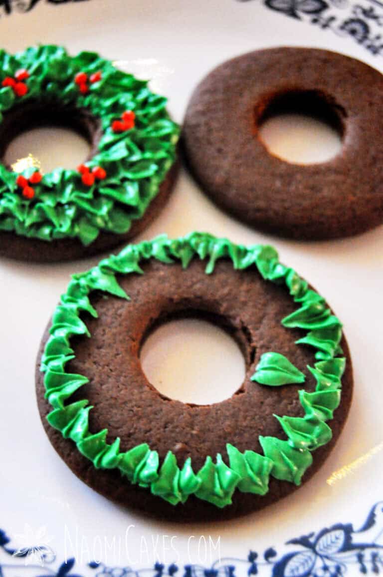 Easy Gingerbread Wreath Cookies [Tutorial] - NaomiCakes