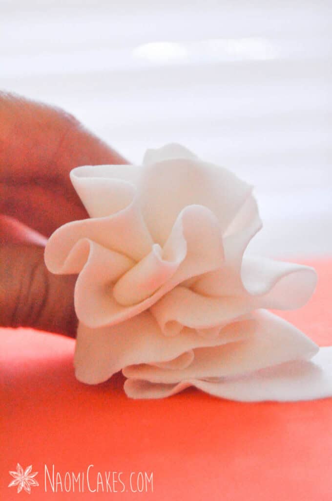 How to Make Fondant Ruffles for Cakes [Tutorial] - NaomiCakes