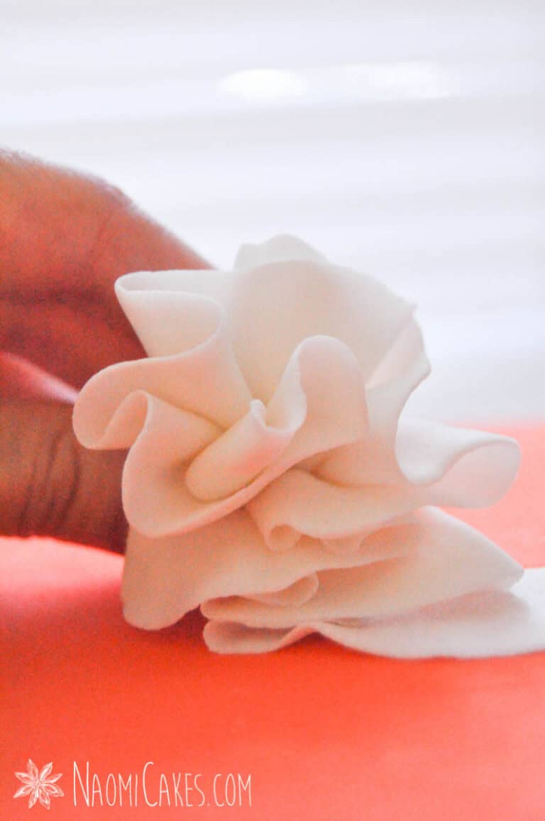 How to Make Fondant Ruffles for Cakes [Tutorial] - NaomiCakes