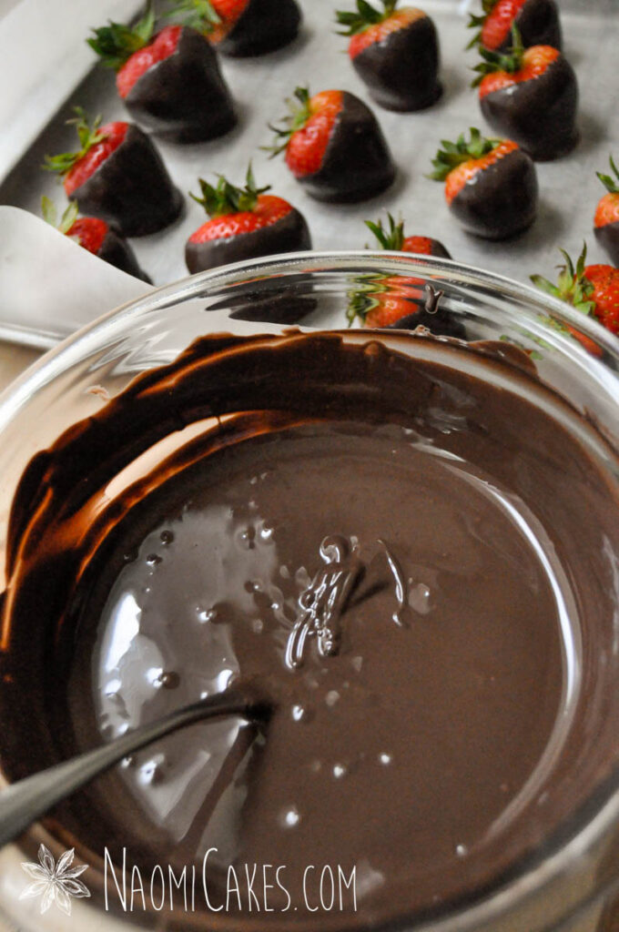 Chocolate Dipped Strawberries [Tutorial] - NaomiCakes