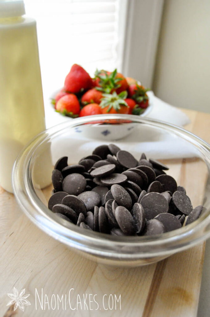 Chocolate Dipped Strawberries [Tutorial] - NaomiCakes