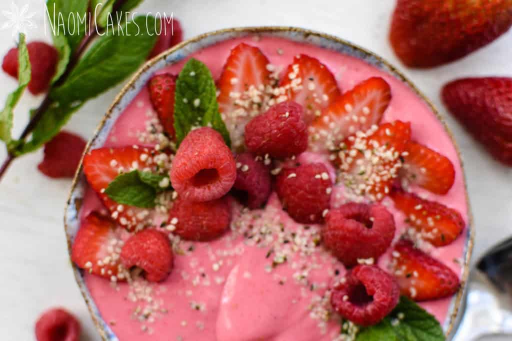 Strawberry Raspberry Smoothie Bowl [Recipe] - NaomiCakes