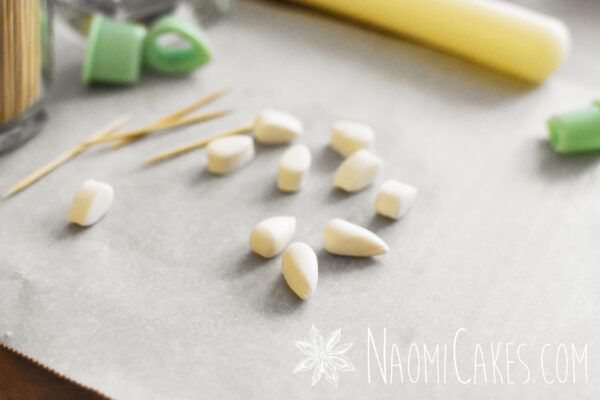 Gum Paste Roses - The Base, Part 1/5 [Tutorial] - NaomiCakes