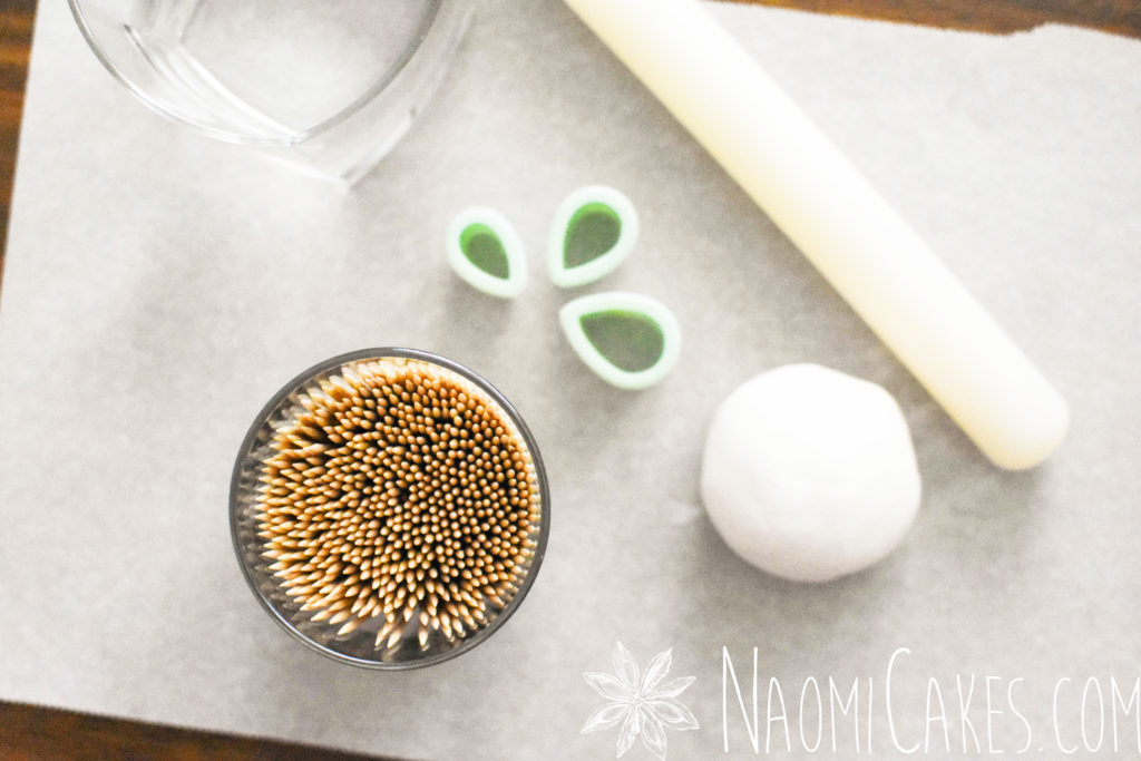 Gum Paste Roses - The Base, Part 1/5 [Tutorial] - NaomiCakes