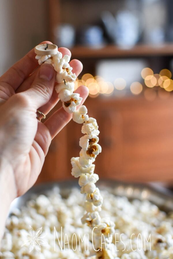 A Natural Christmas Tree: Popcorn Garlands DIY [Tutorial] - NaomiCakes