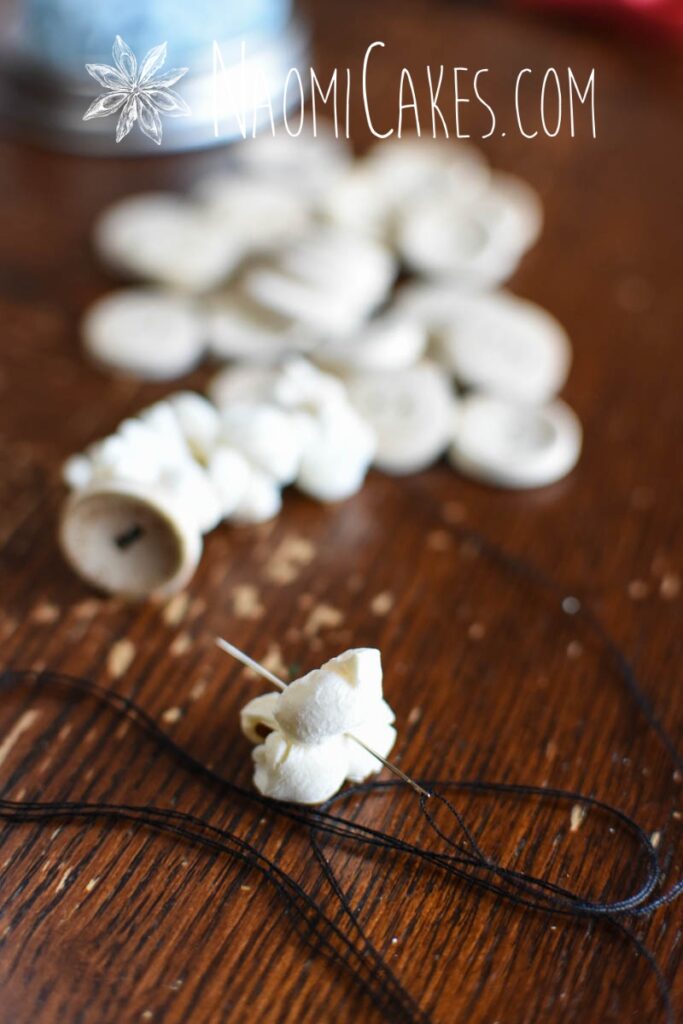 A Natural Christmas Tree: Popcorn Garlands DIY [Tutorial] - NaomiCakes