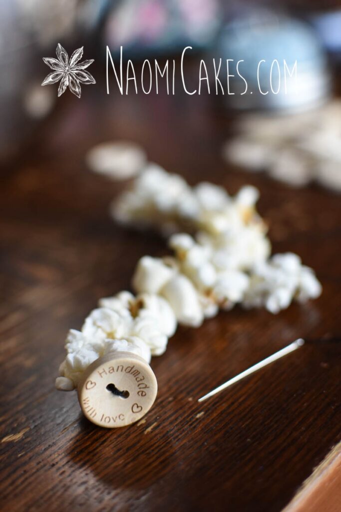 A Natural Christmas Tree: Popcorn Garlands DIY [Tutorial] - NaomiCakes