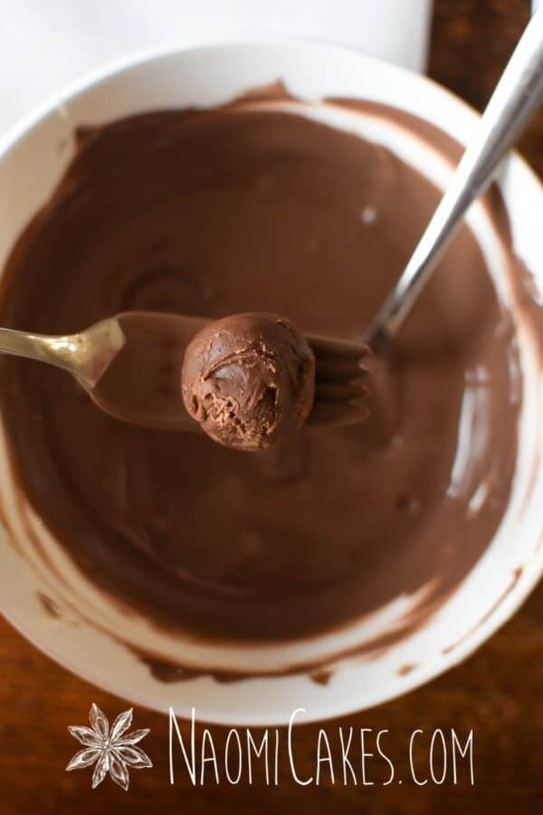 Easy Milk Chocolate Truffles [Recipe] - NaomiCakes