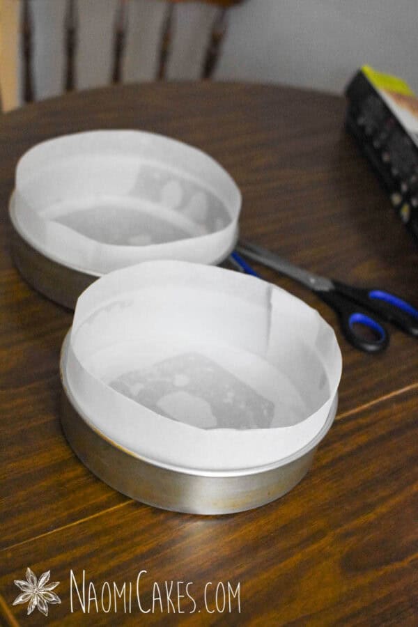 How to Line Cake Pans with Parchment Paper [Tutorial] - NaomiCakes