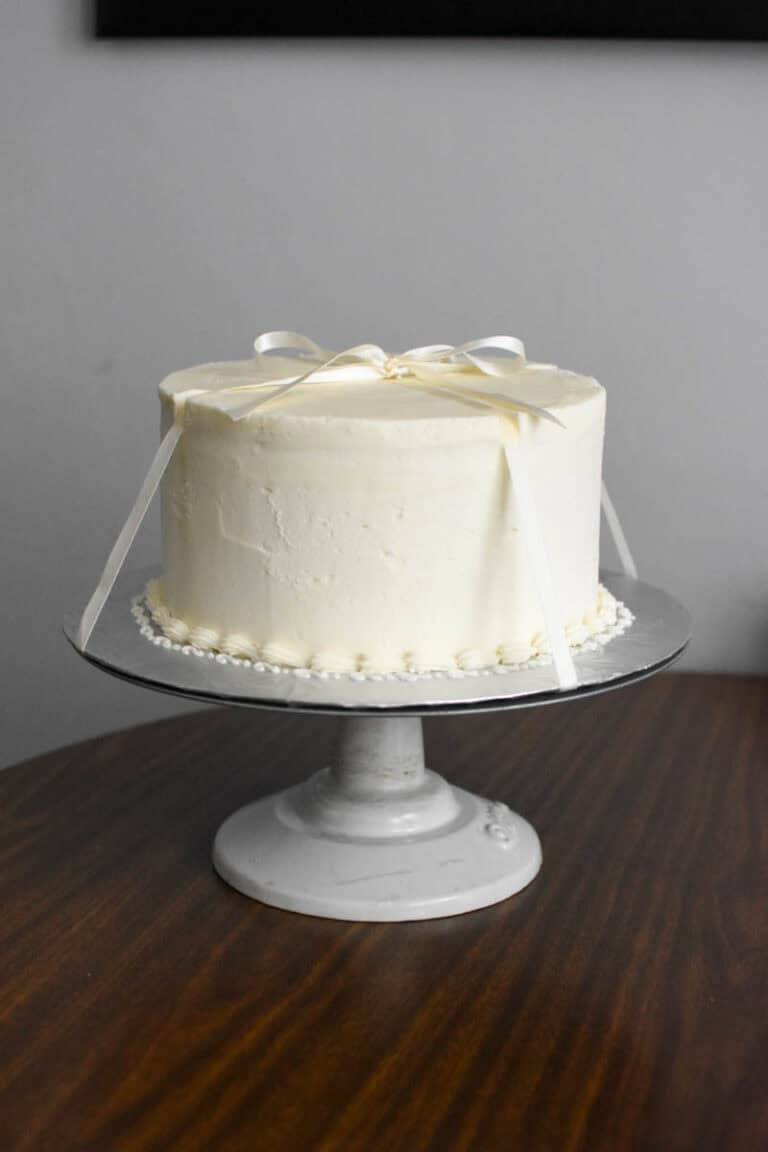 How to Frost a Cake with Buttercream (Smooth Finish) [Tutorial ...