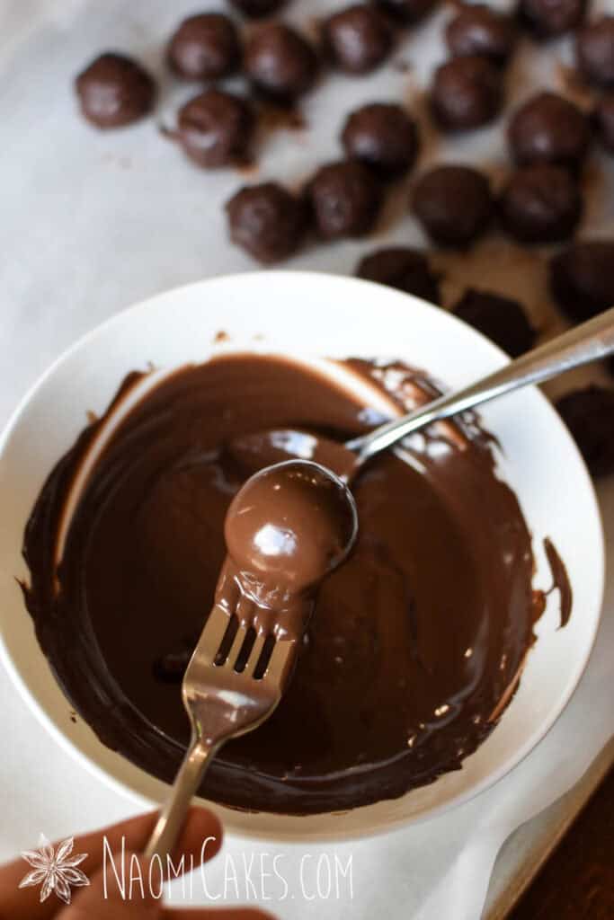 How to Dip Truffles in Chocolate [Tutorial] - NaomiCakes