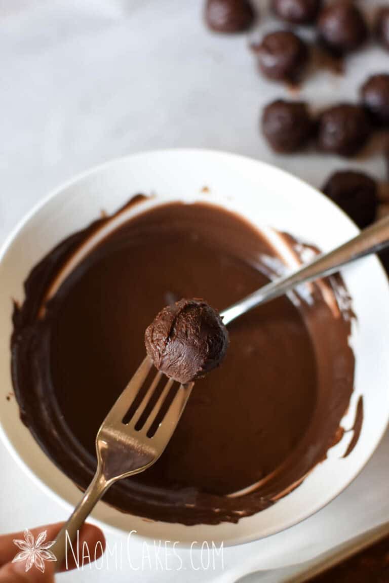 How to Dip Truffles in Chocolate [Tutorial] - NaomiCakes