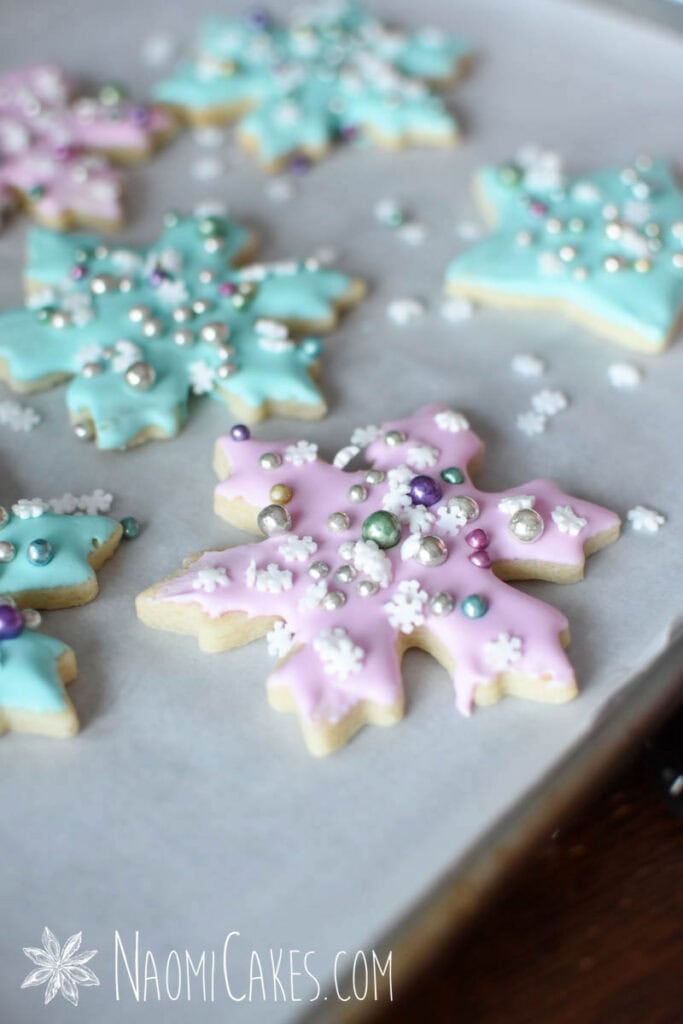 The Easiest, Fastest Way to Frost Cookies [Tutorial] - NaomiCakes