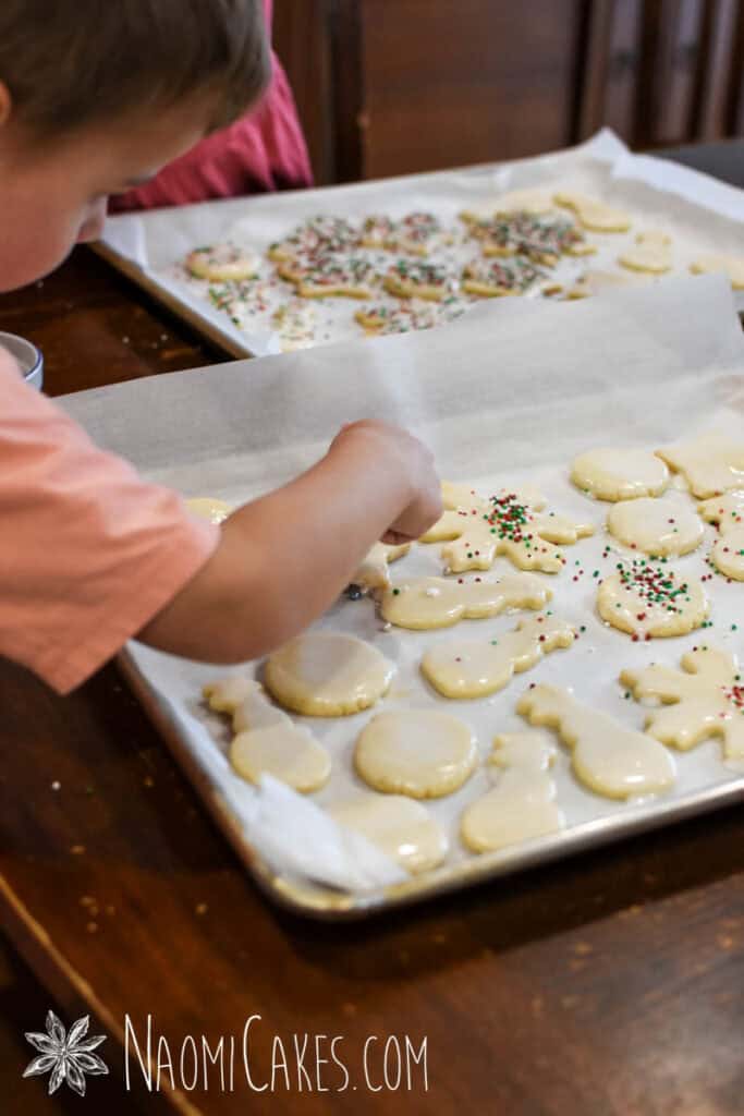 The Easiest, Fastest Way to Frost Cookies [Tutorial] - NaomiCakes