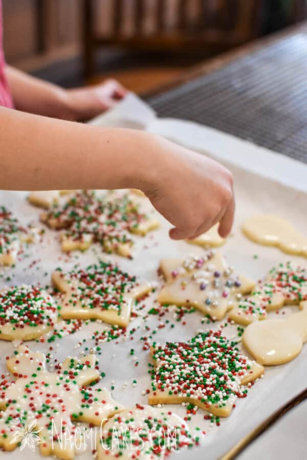 The Easiest, Fastest Way to Frost Cookies [Tutorial] - NaomiCakes