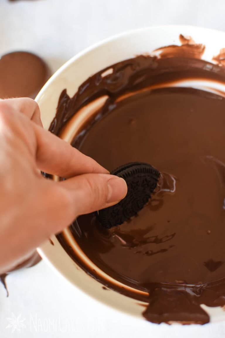 Easy Chocolate Covered Oreo Cookies [Tutorial] - NaomiCakes