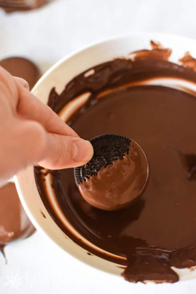 Easy Chocolate Covered Oreo Cookies [Tutorial] - NaomiCakes