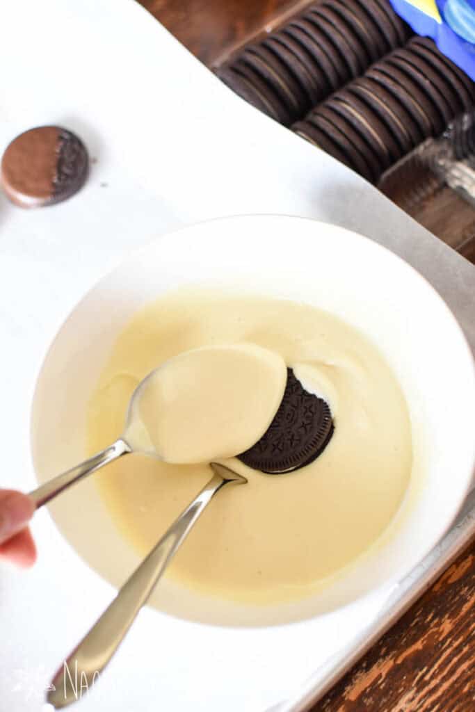 Easy Chocolate Covered Oreo Cookies [Tutorial] - NaomiCakes