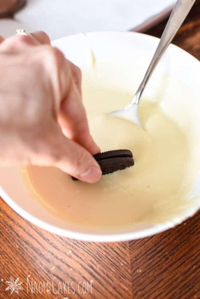 Easy Chocolate Covered Oreo Cookies [Tutorial] - NaomiCakes