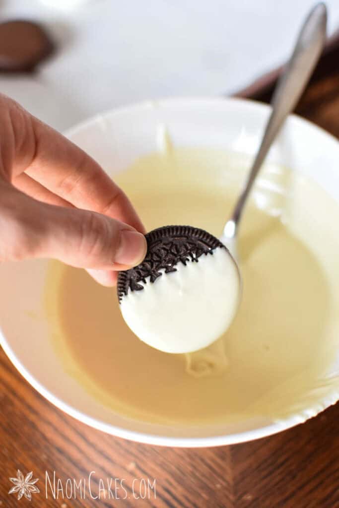 Easy Chocolate Covered Oreo Cookies [Tutorial] - NaomiCakes
