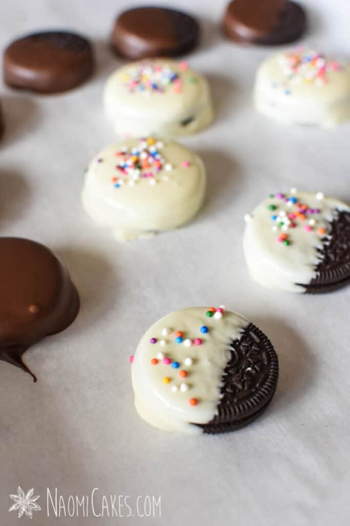 Easy Chocolate Covered Oreo Cookies [Tutorial] - NaomiCakes