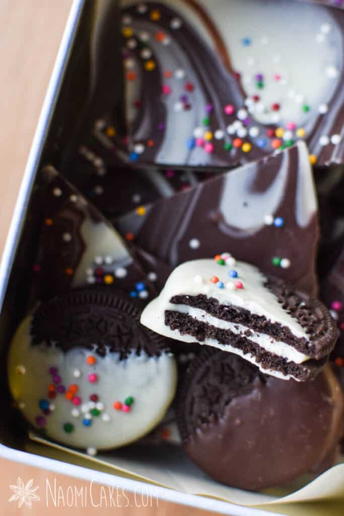 Easy Chocolate Covered Oreo Cookies [Tutorial] - NaomiCakes