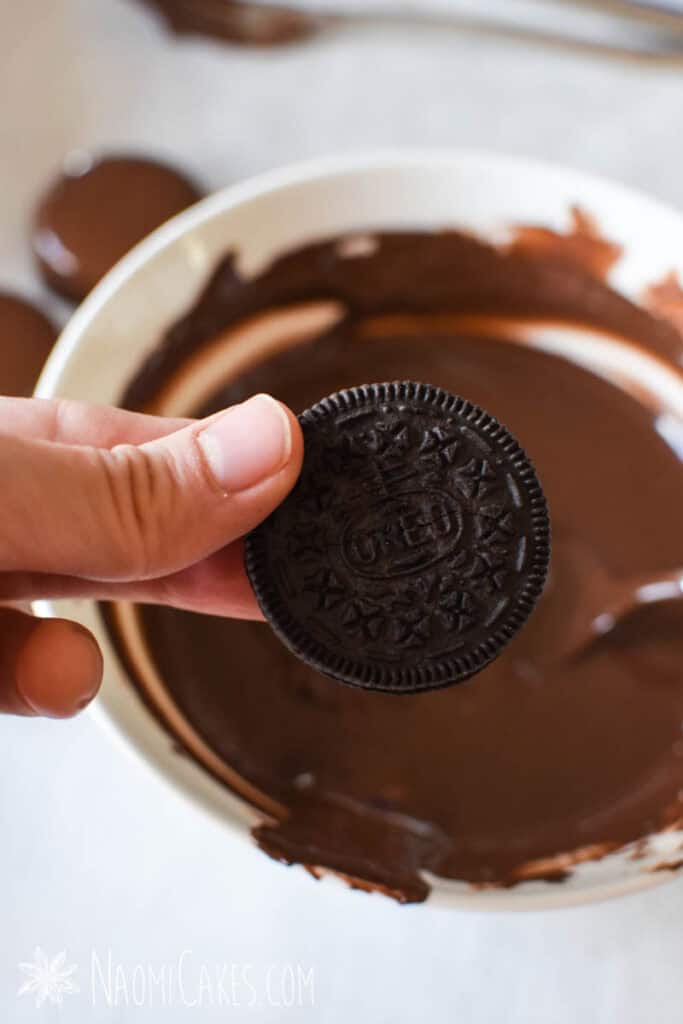 Easy Chocolate Covered Oreo Cookies [Tutorial] - NaomiCakes