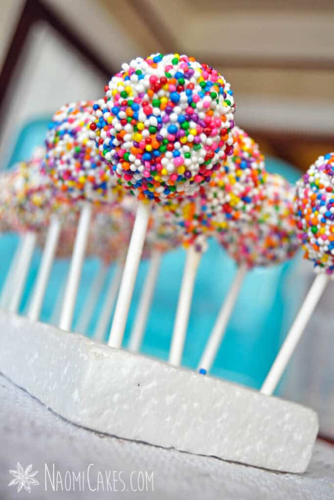 10 Great Ways to Decorate Cake Pops [How-To Guide] - NaomiCakes