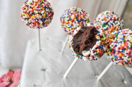10 Great Ways to Decorate Cake Pops [How-To Guide] - NaomiCakes