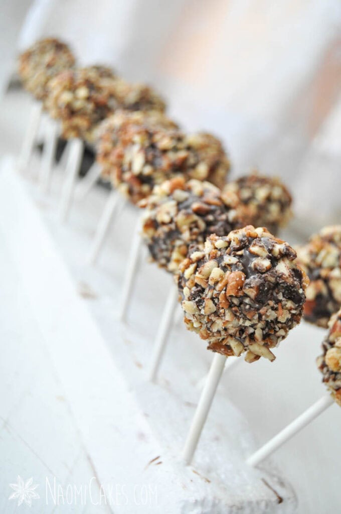 10 Great Ways to Decorate Cake Pops [How-To Guide] - NaomiCakes